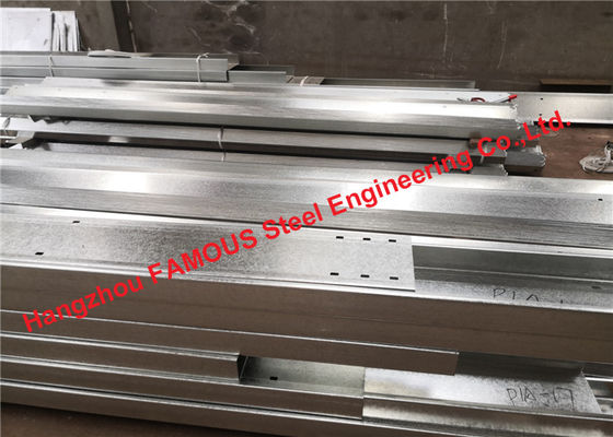 DHS Equivalent Galvanized Steel Purlins Supporting Horizontal Roof Beams
